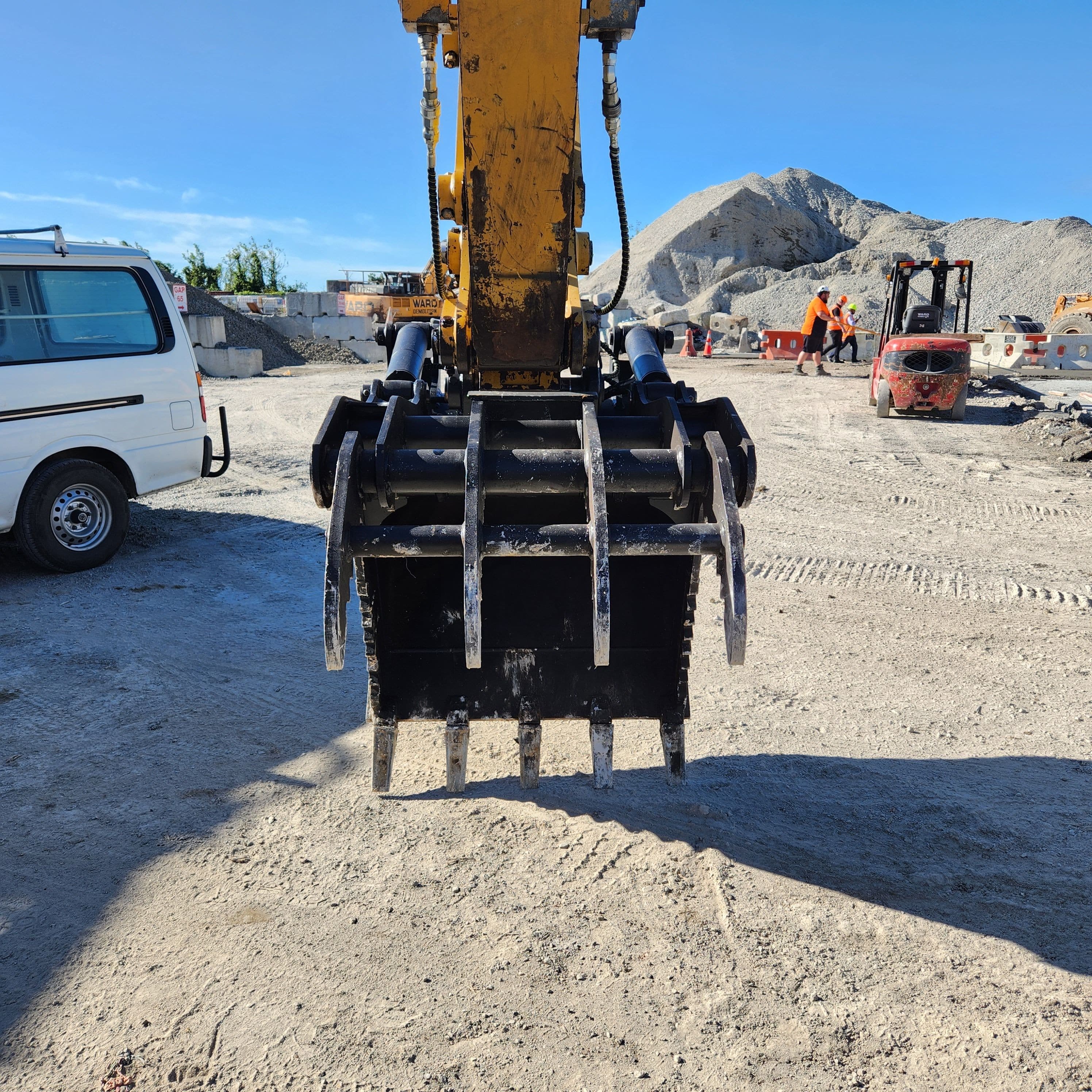 20 TON CLASS IN ACTION - WARD DEMOLITION, AUCKLAND